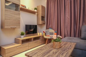 Apartamento Comfort, vista para o mar | Sala de estar | TV de ecrã plano 