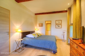 Quarto casal grand, 1 cama Queen, vista para a montanha | Individualmente decorados, individualmente mobiliados, escrivaninha