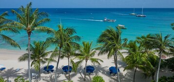 Na praia, espreguiçadeiras