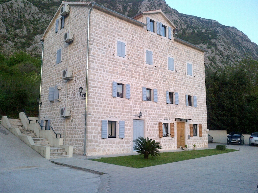 Penthouse De Luxe Dans Une Villa En Pierre Traditionnelle Avec Vue Sur Le Fjord De Kotor - Kotor