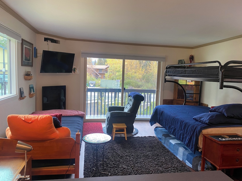 Alyeska Base View Studio Condo; Location Location! Park And Walk To Everything. - 앵커리지