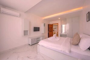 Suíte, 2 quartos (Residence) | Banheiro | Banheira de imersão, produtos de toalete grátis, secador de cabelo 