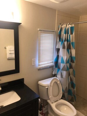 Quarto luxo, para não fumantes | Banheiro | Produtos de toalete grátis, secador de cabelo (mediante solicitação)