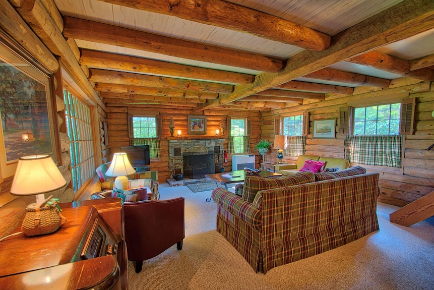 Winds Aloft -Quaint Cabin With Grandfather Mountain Views, Hot Tub - Sugar Mountain, NC