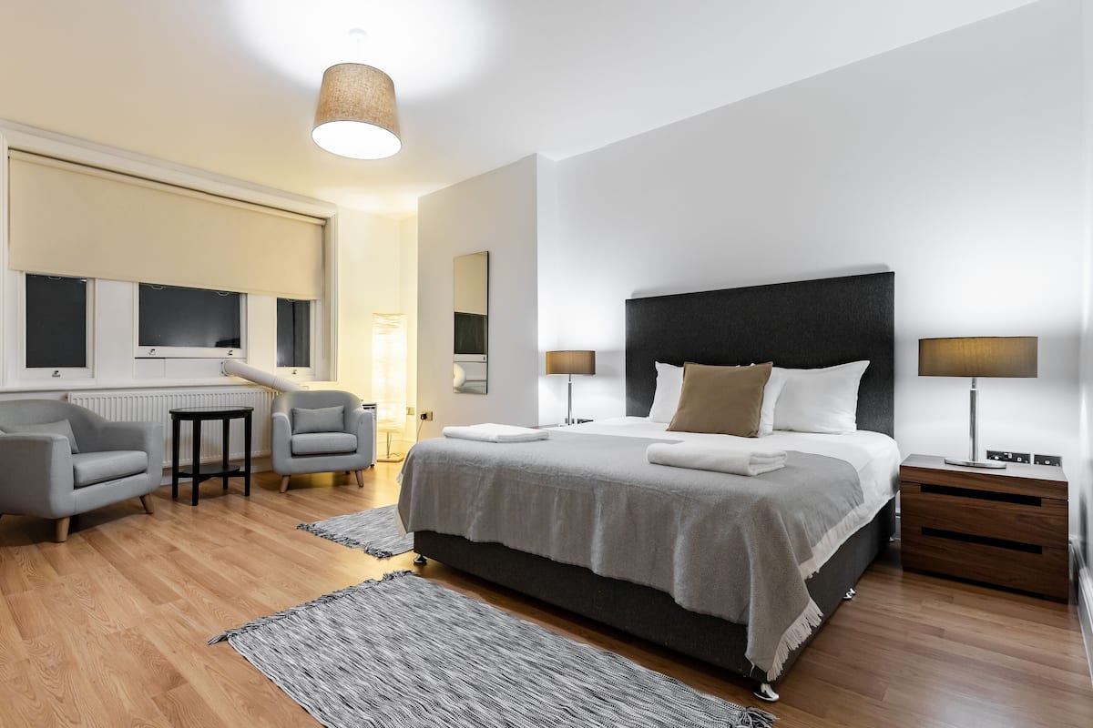 Apartamento, 4 quartos | Individualmente decorados, individualmente mobiliados, escrivaninha