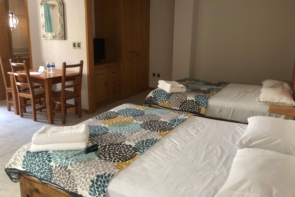 Quarto Duplo Básico, 1 cama queen-size, varanda, Vista para a cidade | Roupa de alta qualidade, minibar, secretária 