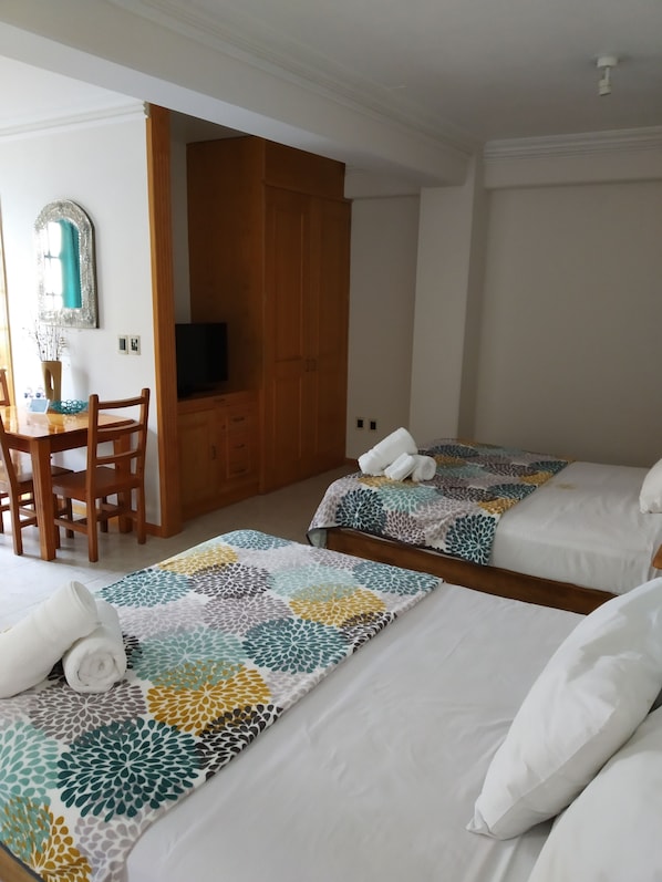 Suíte família, várias camas | Roupas de cama premium, frigobar, individualmente decorados