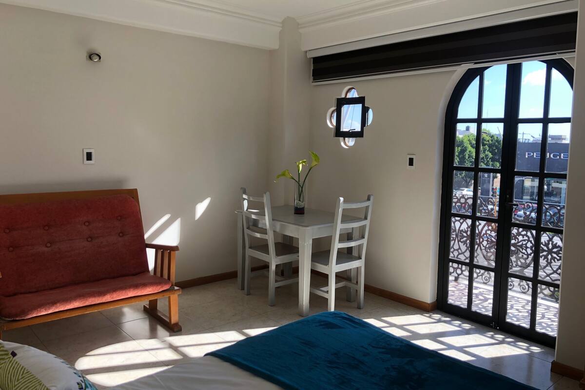Quarto Júnior, 2 camas queen-size, varanda, vista para o jardim | Roupa de alta qualidade, minibar, secretária 