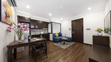 Apartamento superior, 1 quarto | Cofres nos quartos, escrivaninha, quartos à prova de som