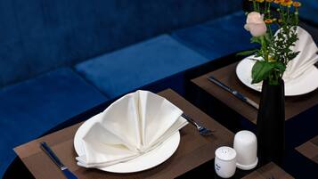 Pequeno-almoço completo diário (100000 VND por pessoa)