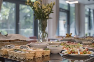 Uma mesa de buffet com diversos alimentos e utensílios de servir.