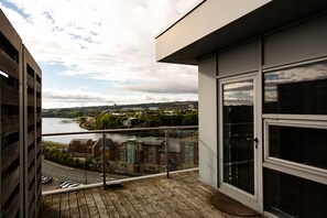 Apartamento, banheiro privativo (Three Bedroom) | Vista da sacada