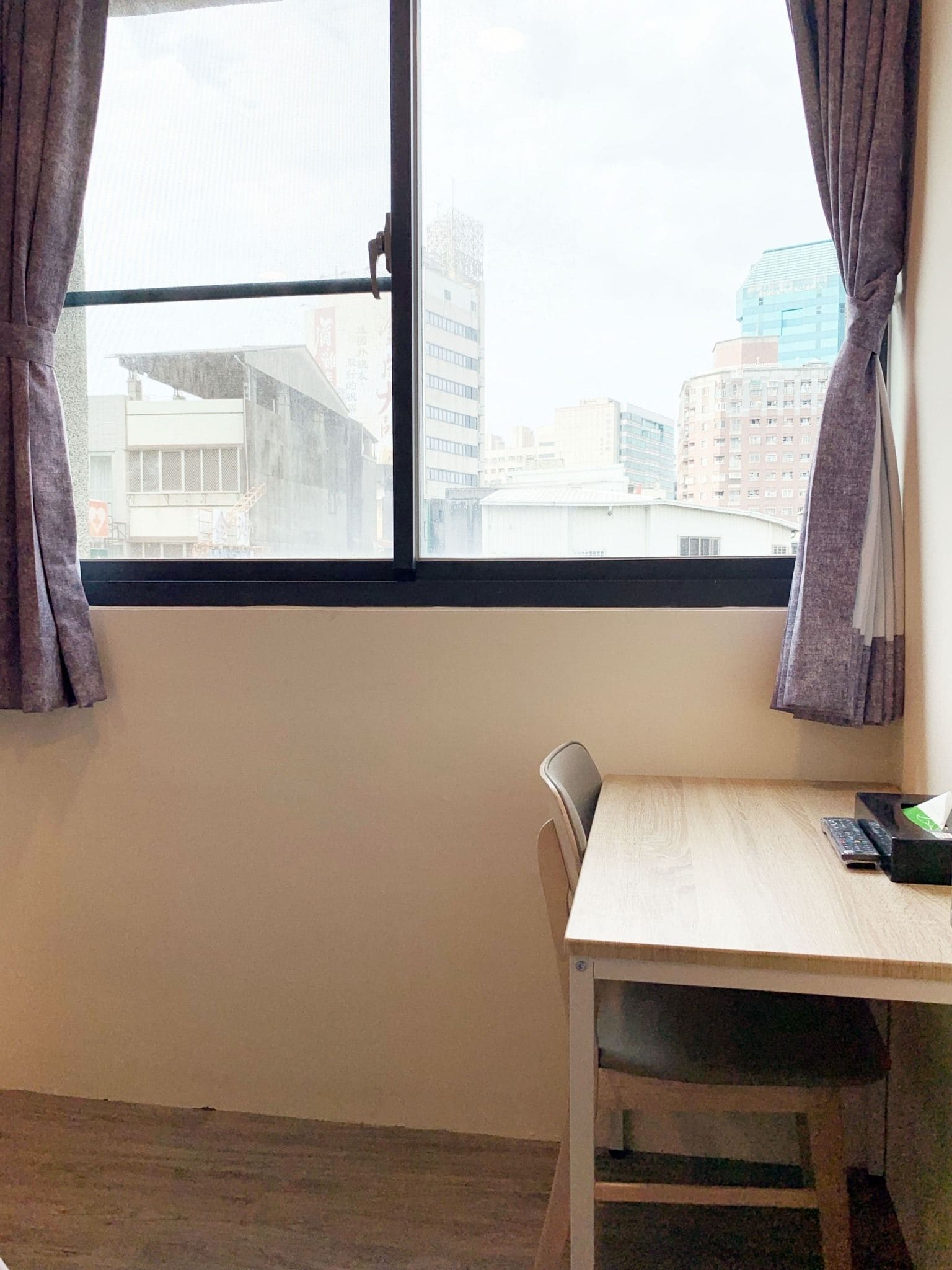 Secretária, cortinas/cortinados opacos, quartos insonorizados 