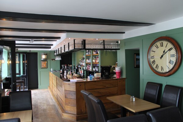 Jolly Sailor- Fish On The Quay - Maldon