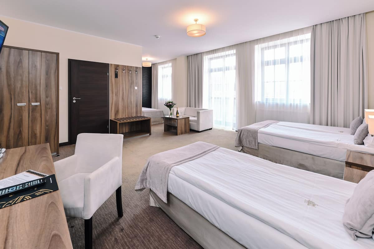 Quarto Triplo | Cofre no quarto, secretária, cortinas/cortinados opacos, Wi-fi grátis