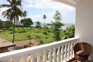 Suite Familiar, várias camas, varanda, vista parcial para o oceano | Vista para a praia ou o mar