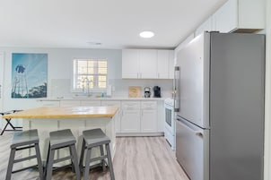 The Apartment | Cozinha privada | Micro-ondas, cafeteira/chaleira