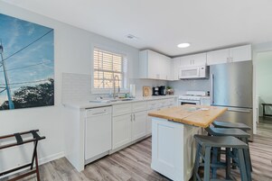 The Apartment | Cozinha privada | Micro-ondas, cafeteira/chaleira