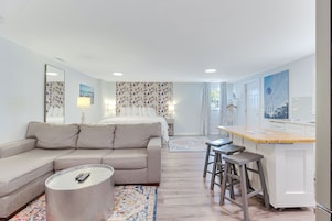 The Apartment | Sala de estar | Televisor de ecrã plano de 43 polegadas com canais por cabo, televisor