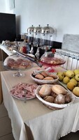 Pequeno-almoço tipo buffet diário mediante uma taxa 