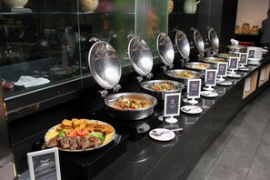Pequeno-almoço tipo buffet diário mediante uma taxa 