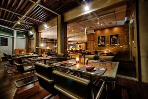 2 restaurantes: servem pequenos-almoços, almoços e jantares