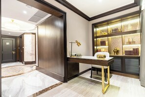 Suite, várias camas, não fumadores (The Casablanca) | Equipamento para trabalhar no quarto