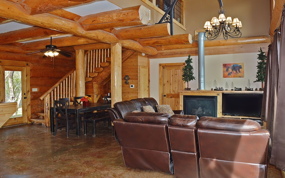 Spacious Cabin W/ Pool, Hot Tub, Games & Sleeps 14 Near Lake Lbj - Texas