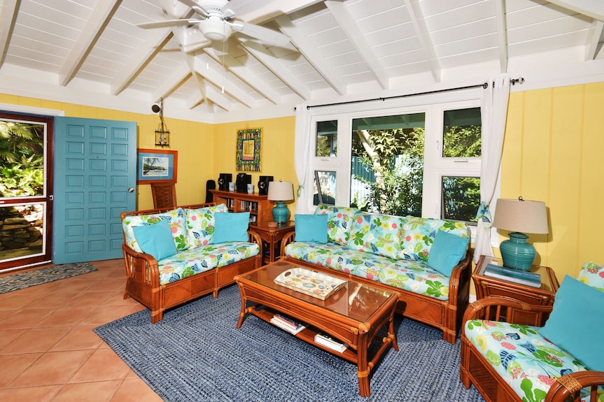 Beautiful Cottage W/stunning View, Tesla Backup Power, Hot Tub, Family Or Couple -