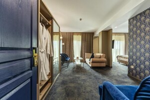 Quarto casal superior, 1 cama King | Roupas de cama premium, cofres nos quartos, quartos à prova de som