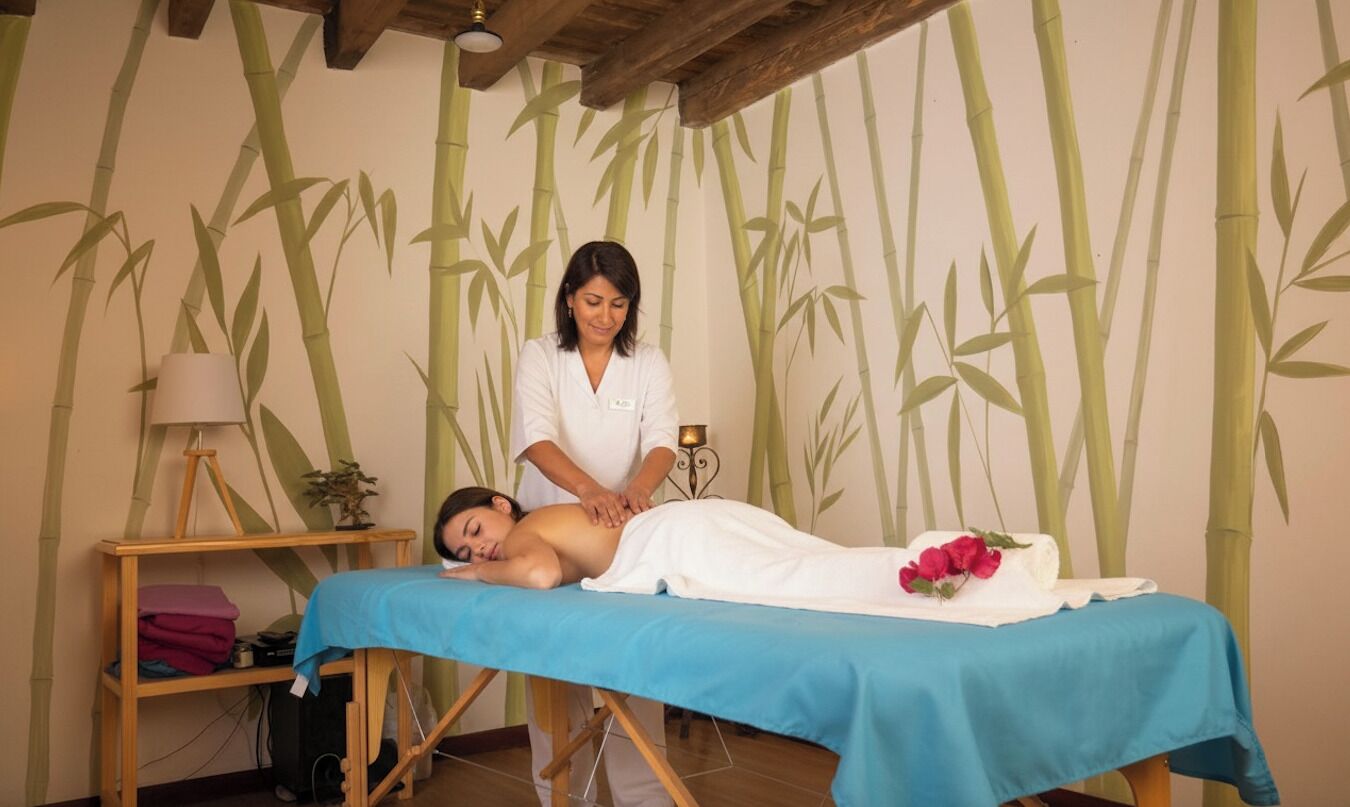Massagens de pedras quentes, massagens musculares profundas 