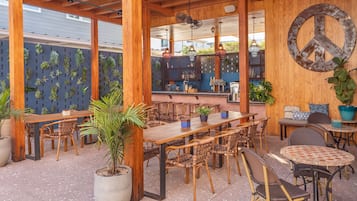 2 bares/lounges, este bar no terraço do hotel, este bar de cocktails