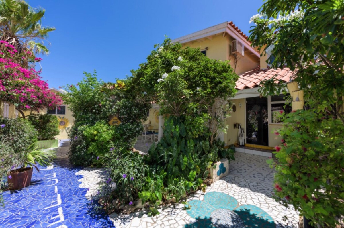 Sunflower Villa Studios Aruba – Cozy Studios Near Palm Beach - onehappyisland.com