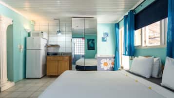 Estúdio Deluxe | Cofre no quarto, com decoração personalizada