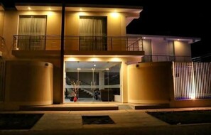 Fachada do alojamento (tarde/noite)