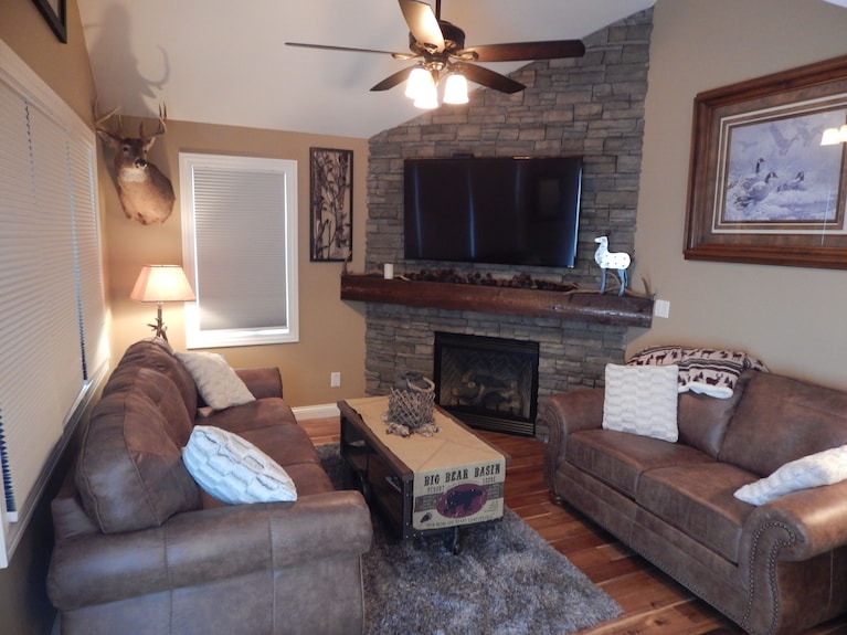 Beautiful Rustic Townhome - Lodge Theme - Illinois