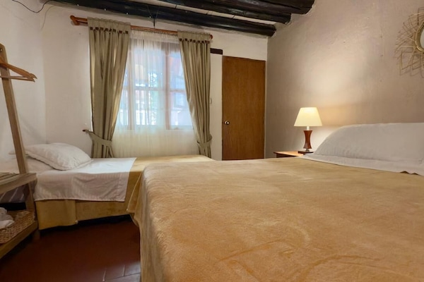 Quarto triplo básico, várias camas, para não fumantes | Edredons de pluma, ferros/tábuas de passar roupa, Wi-Fi de cortesia