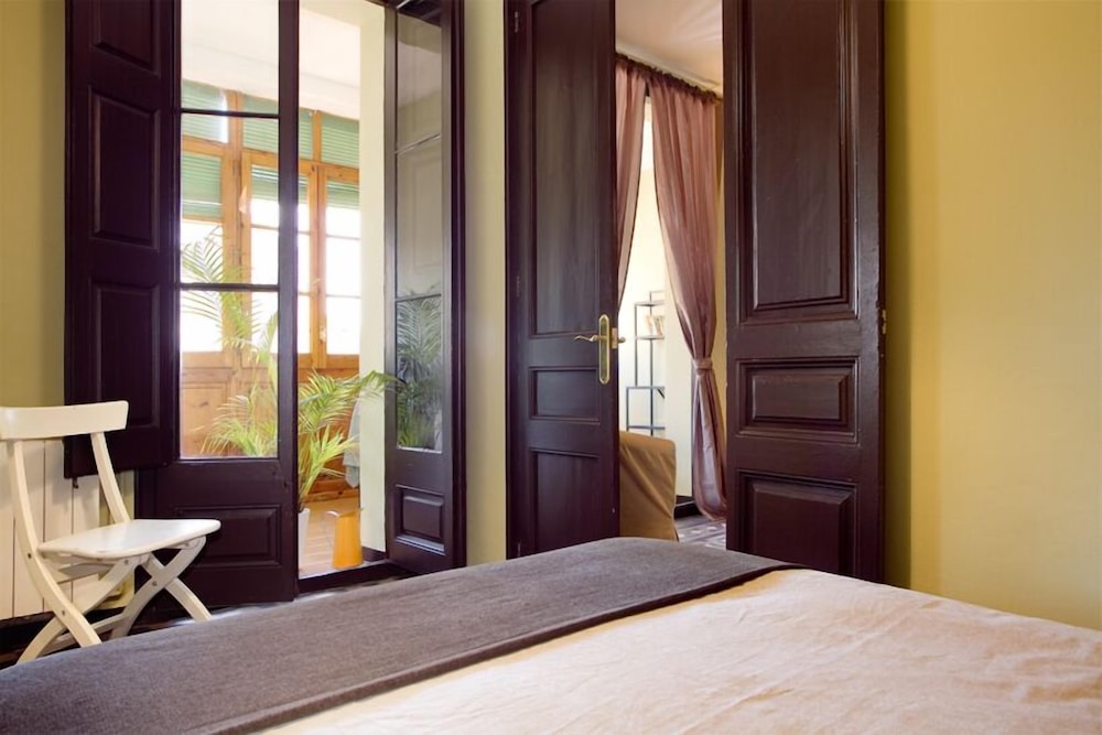 Art Nouveau 2 Bedroom In The Historic Eixample. Free Luggage Storage Service. - Costa Brava (Spain)