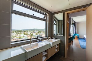 Quarto família (Deluxe) | Banheiro | Chuveiro, produtos de toalete grátis, secador de cabelo, chinelos