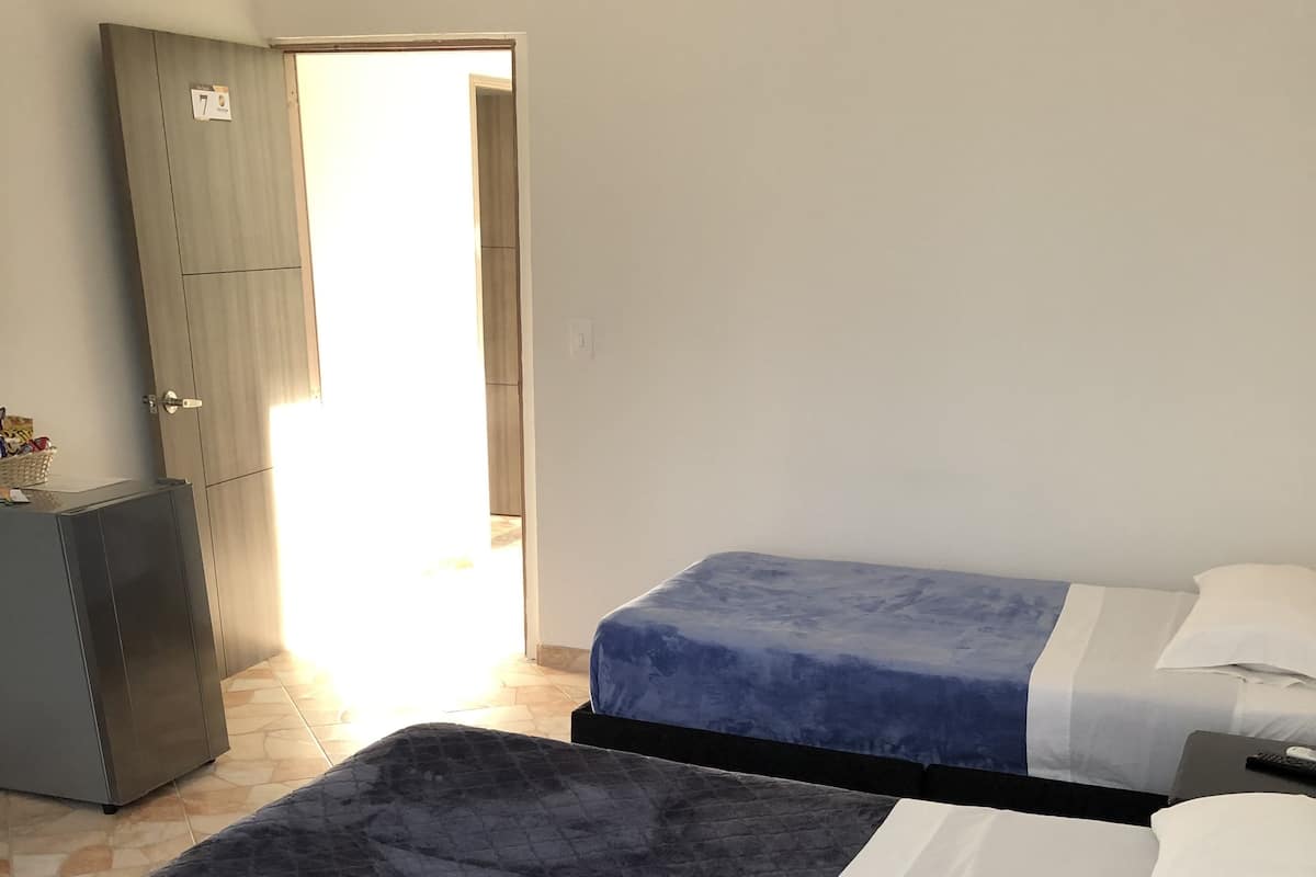 Quarto, várias camas, sacada, vista para a piscina (8) | Frigobar, cortinas blackout, quartos à prova de som, roupa de cama