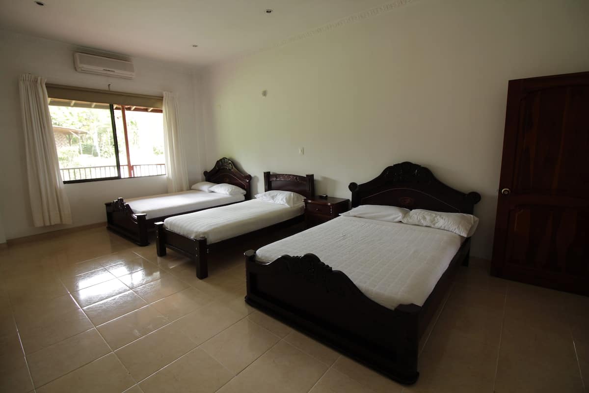 Quarto tradicional, várias camas, para não fumantes, vista para o pátio (2) | Frigobar, cortinas blackout, quartos à prova de som, roupa de cama