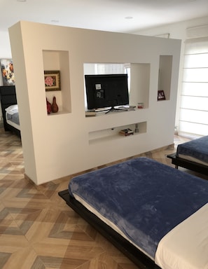 Suite, acessível, vista para a piscina | Minibar, cortinas/cortinados opacos, quartos insonorizados