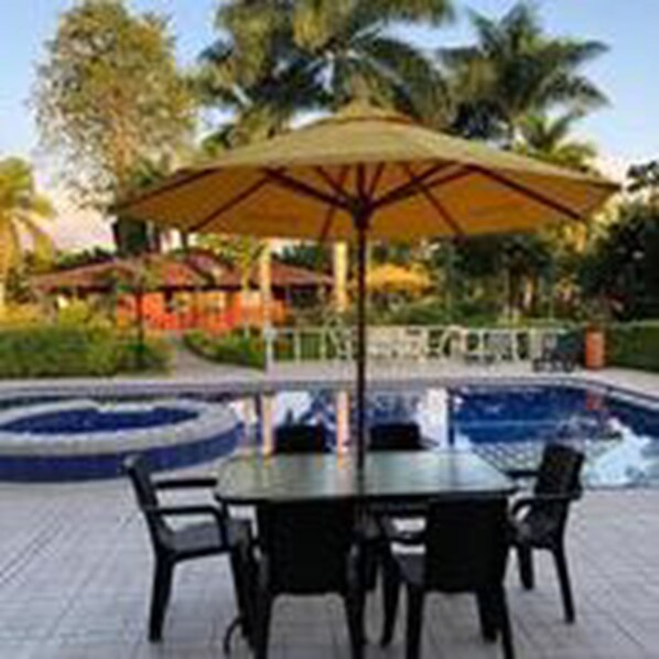 Terraço com espreguiçadeiras