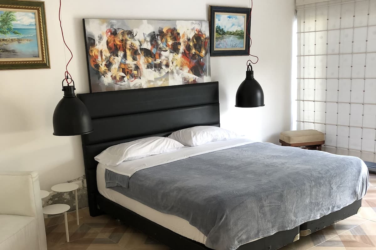 Suíte, acessível, vista para a piscina | Frigobar, cortinas blackout, quartos à prova de som, roupa de cama