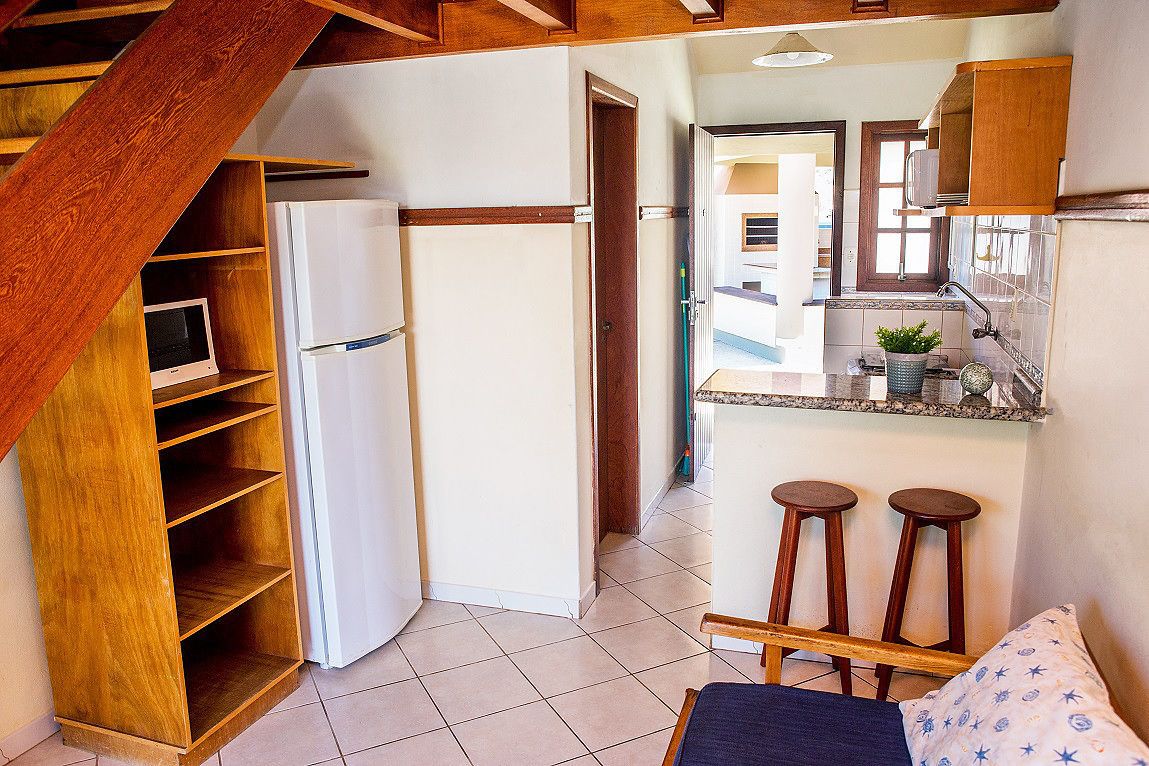 Apartamento, vista para o mar, no mezanino | Sala de estar | TV LED