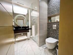 Produtos de toalete grátis, secador de cabelo, roupões de banho