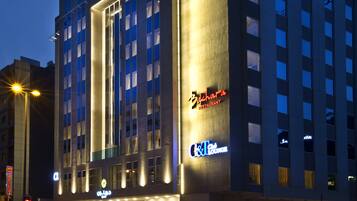 Um hotel com vários andares, com uma placa de destaque