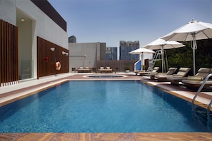 Piscina externa, funciona das 7h às 19h, guarda-sóis, espreguiçadeiras