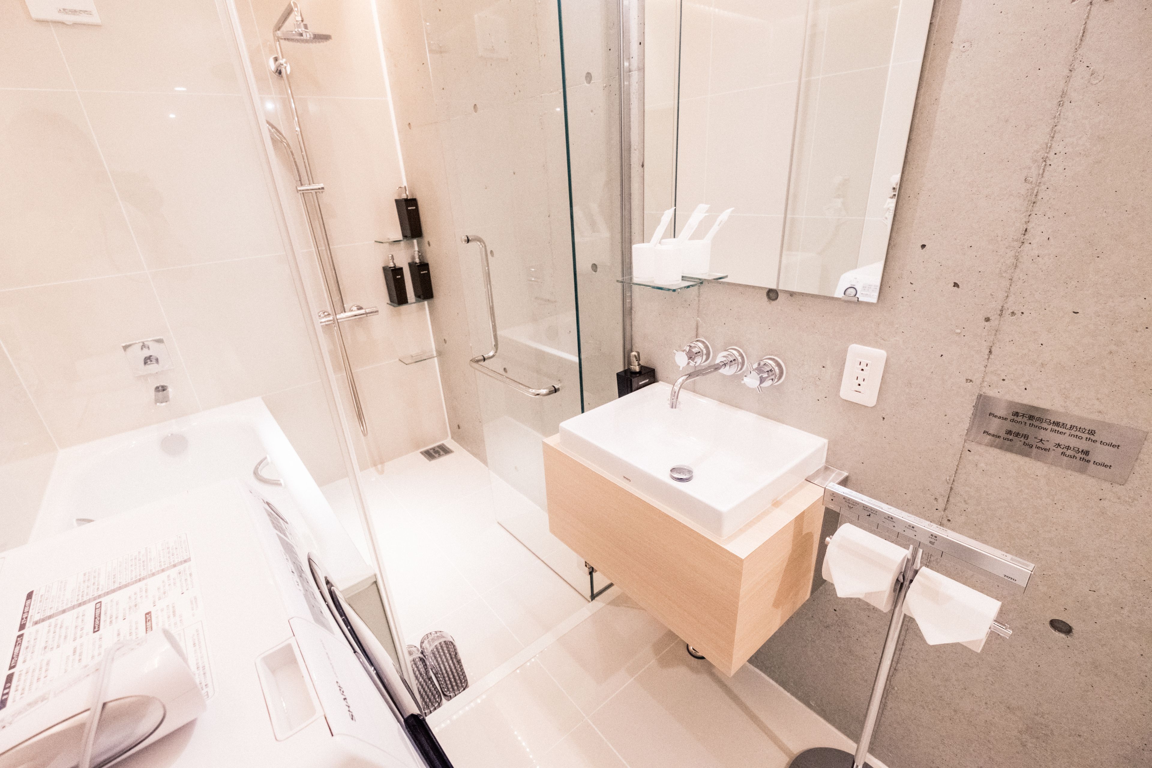 Apartamento Familiar, 1 cama king-size, acessível, não fumadores (101) | Casa de banho | Um polibã e uma banheira separados, artigos de higiene pessoal grátis 