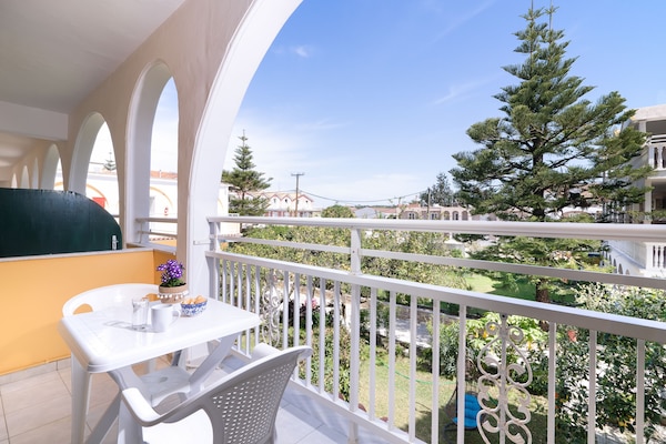 Quarto triplo, vista para o jardim | Vista da sacada